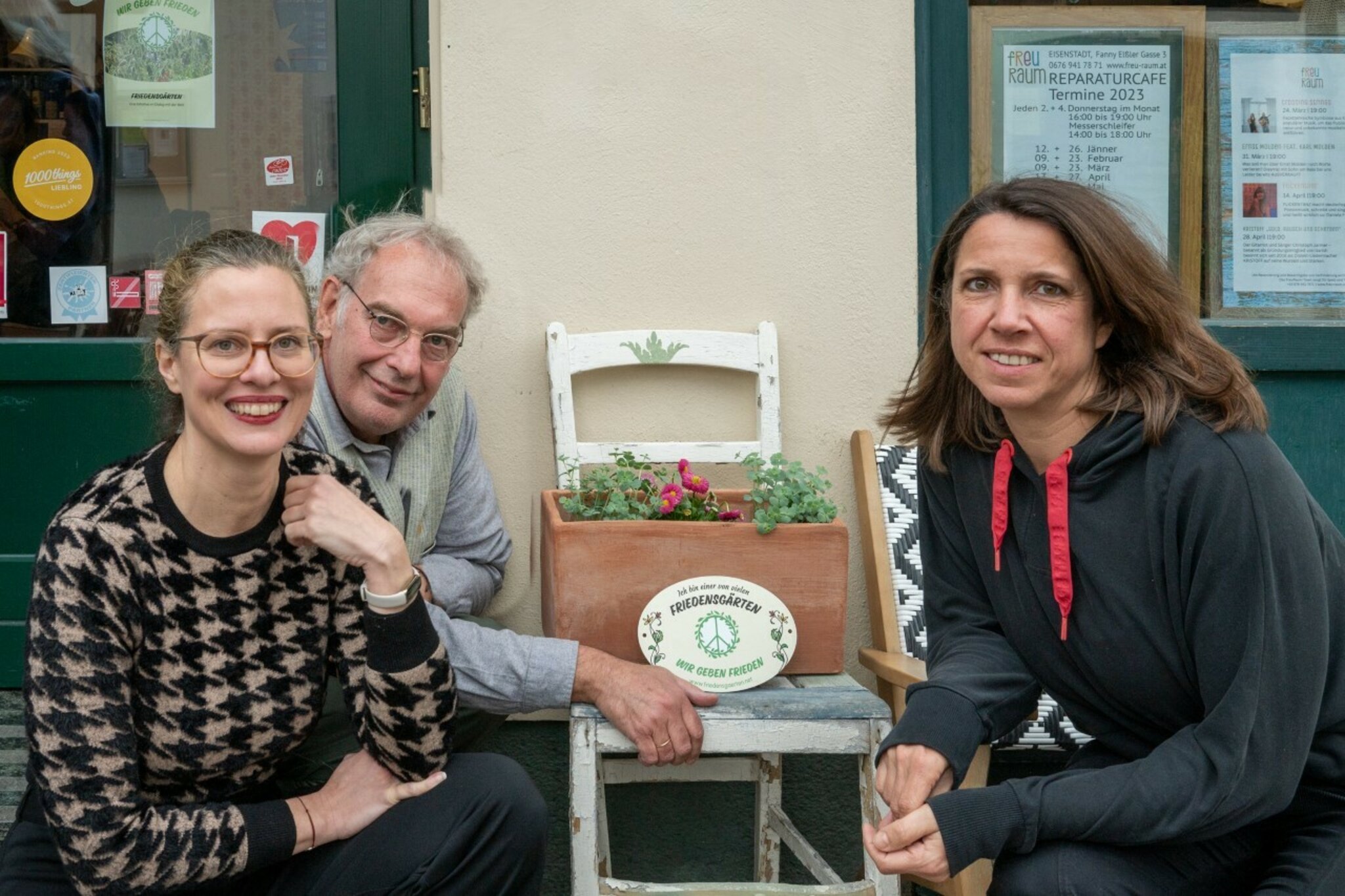 Feierliche Übergabe: FreuRaum erhält Plakette für Friedens(gast)garten ...