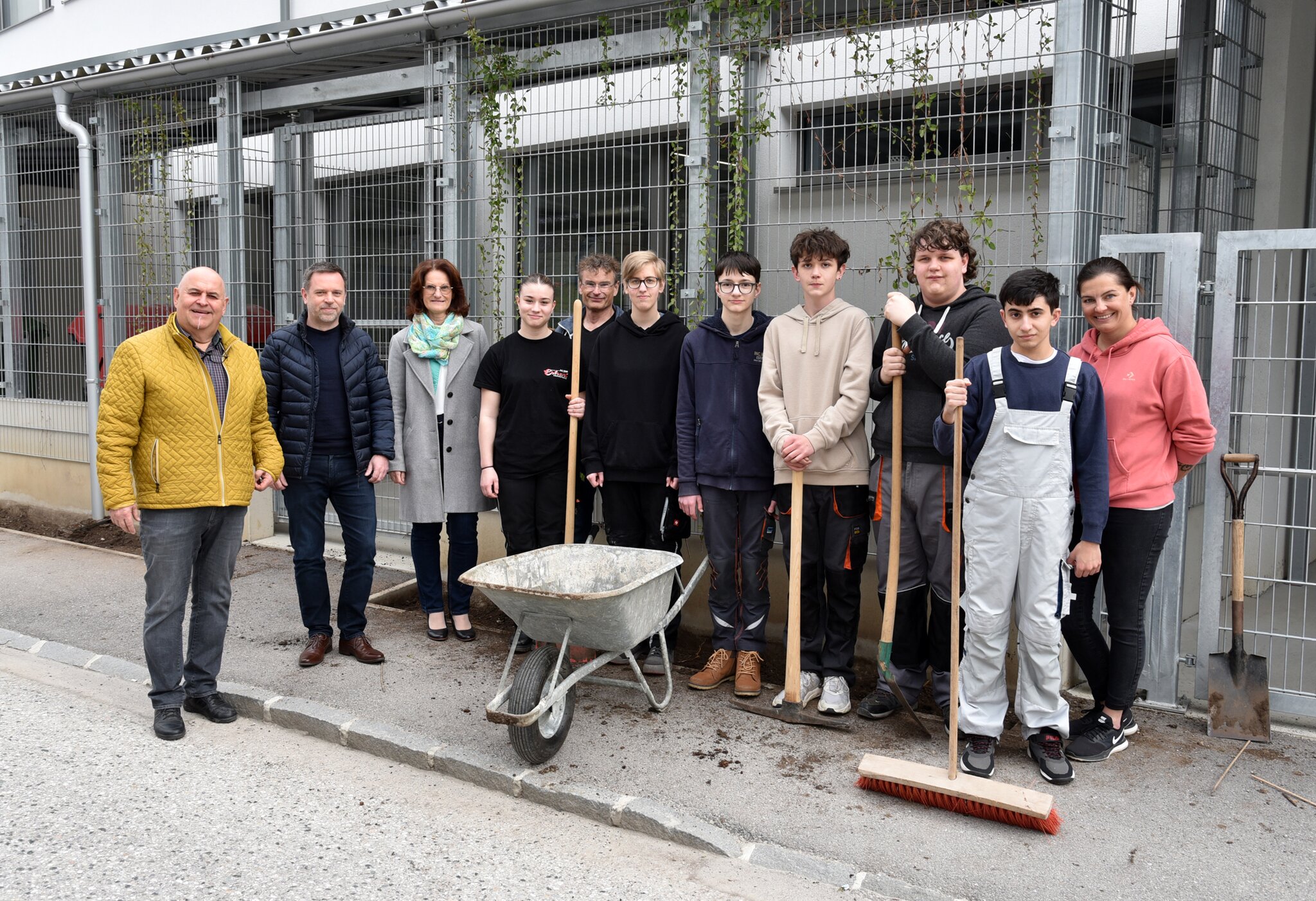 Ternitz: Bepflanzung vor der Polytechnischen Schule - Neunkirchen