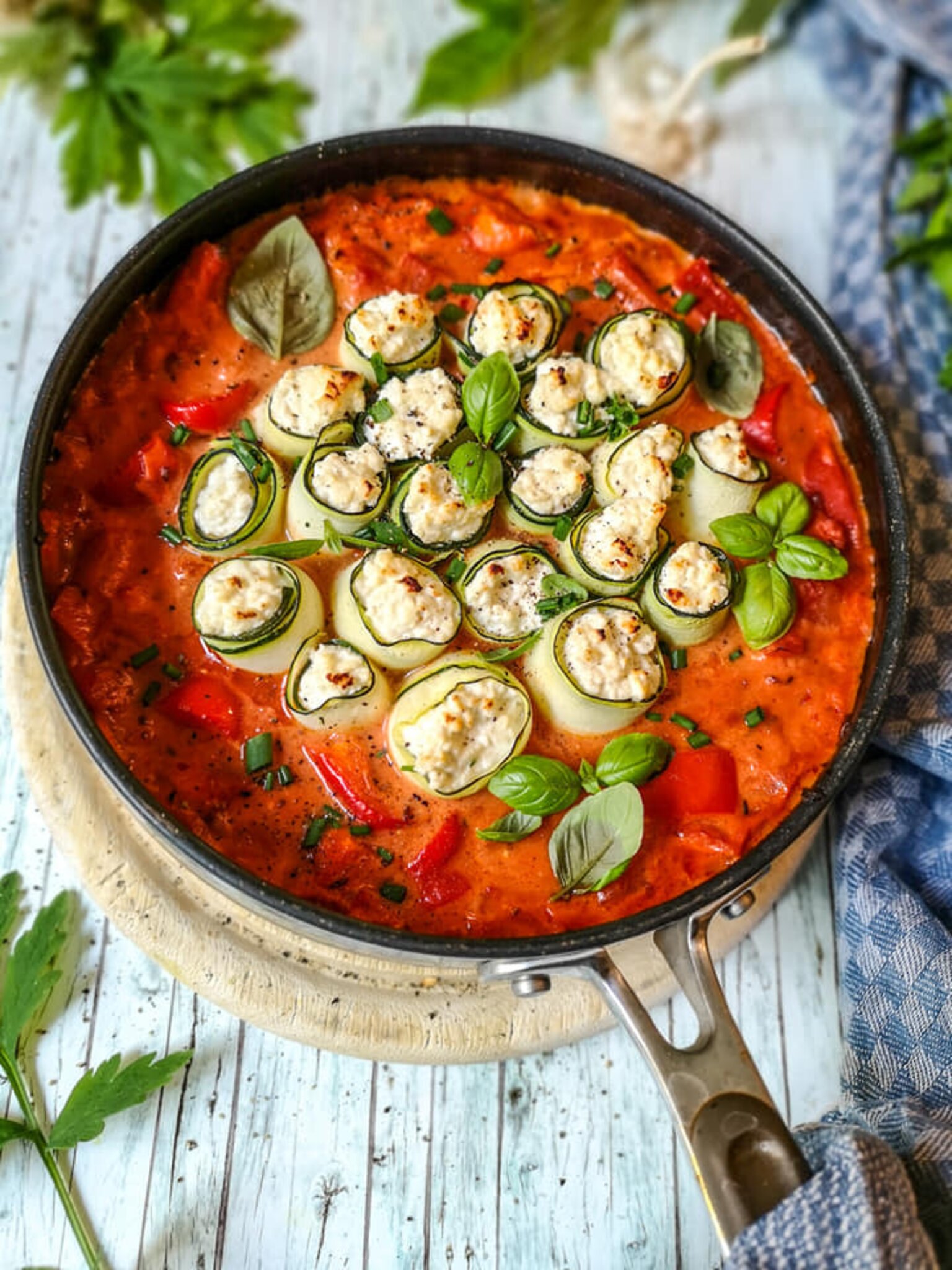 Gefüllte Zucchini-Röllchen: Gebackene Zucchini-Feta-Röllchen in Tomaten ...