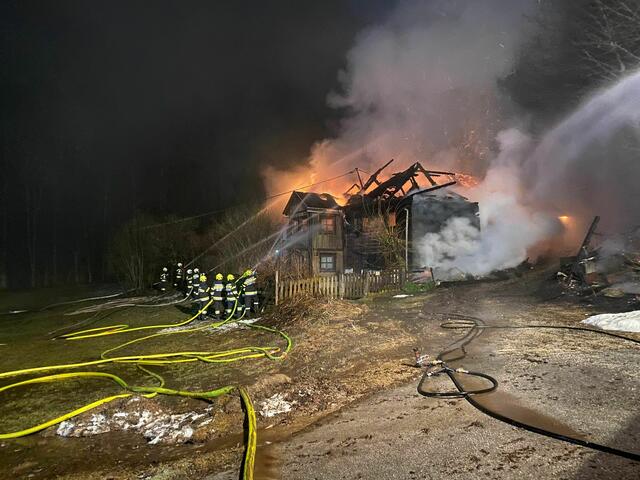 Großbrand in Johnsbach: Unbewohntes Wohnhaus geriet in Brand - Liezen