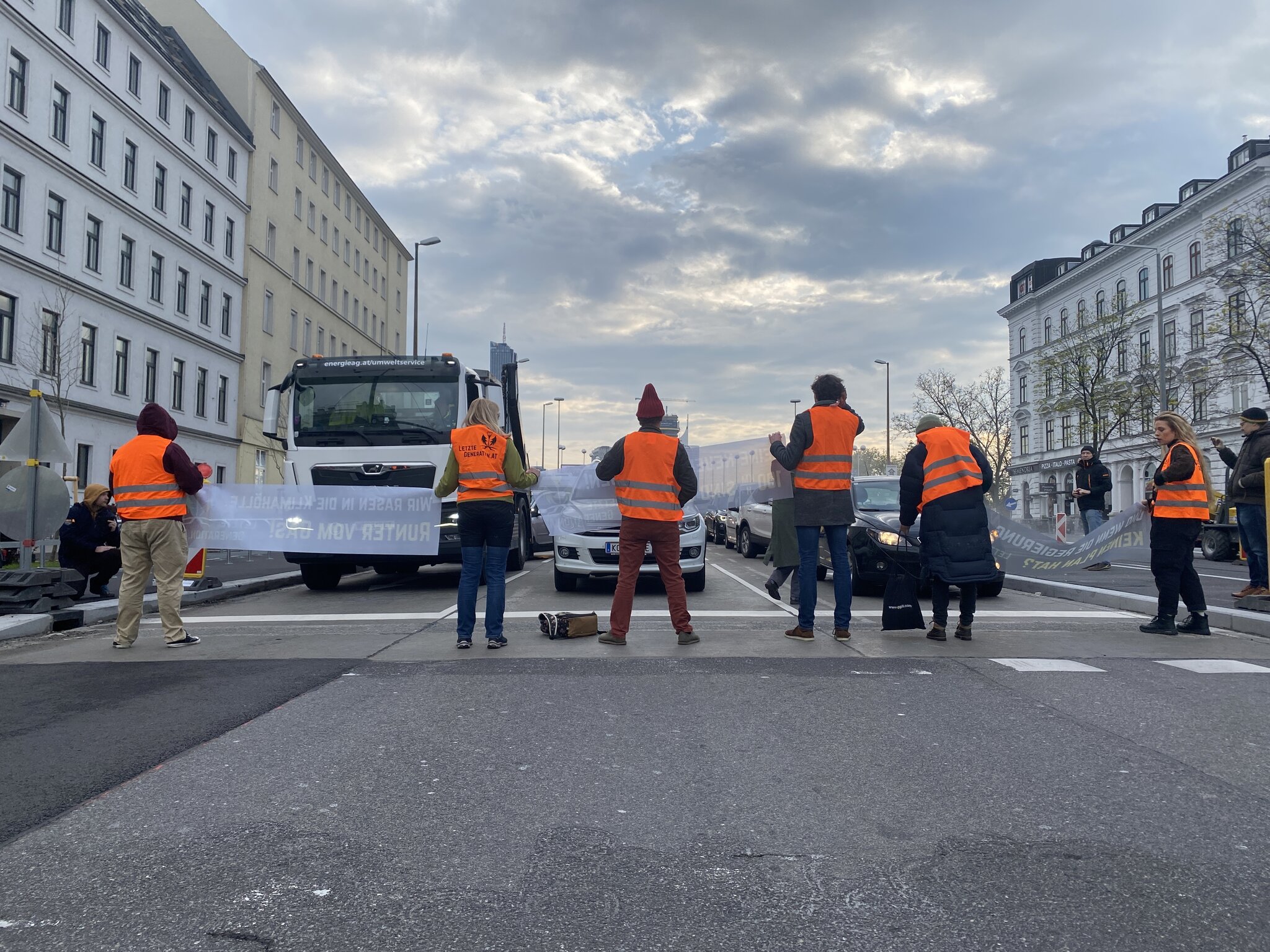 Letzte Generation: Wiener Reichsbrücke von Klima-Aktivisten blockiert - Wien