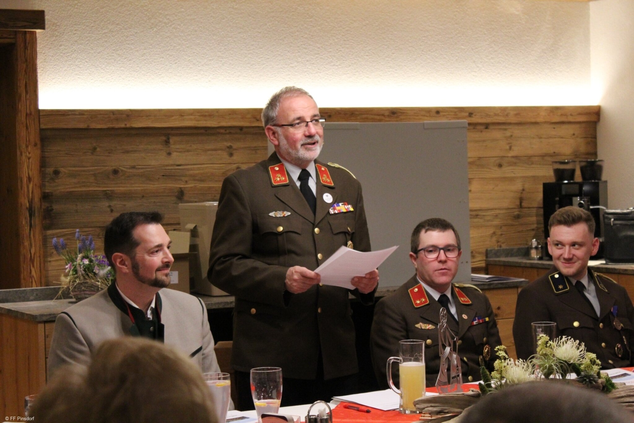 Feuerwehr Pinsdorf: Johannes Briganser übergab an Michael Albecker ...