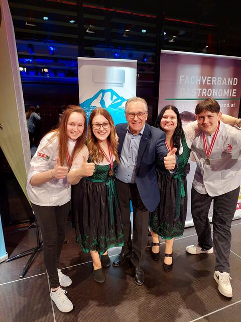Medaillienregen: Fulminanter Erfolg für Tourismuslehrlinge bei Bewerb - Weiz