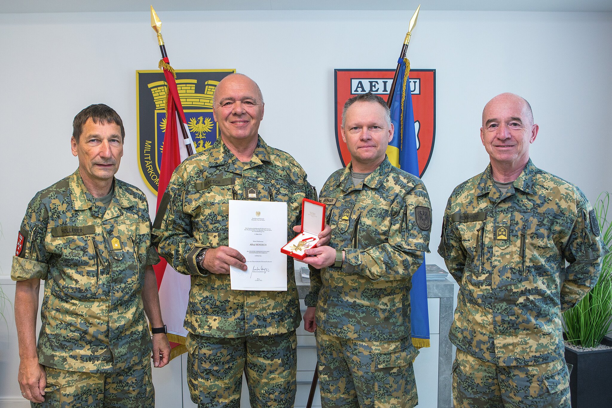 MilAk: Verleihung des „Goldene Verdienstzeichen der Republik Österreich ...