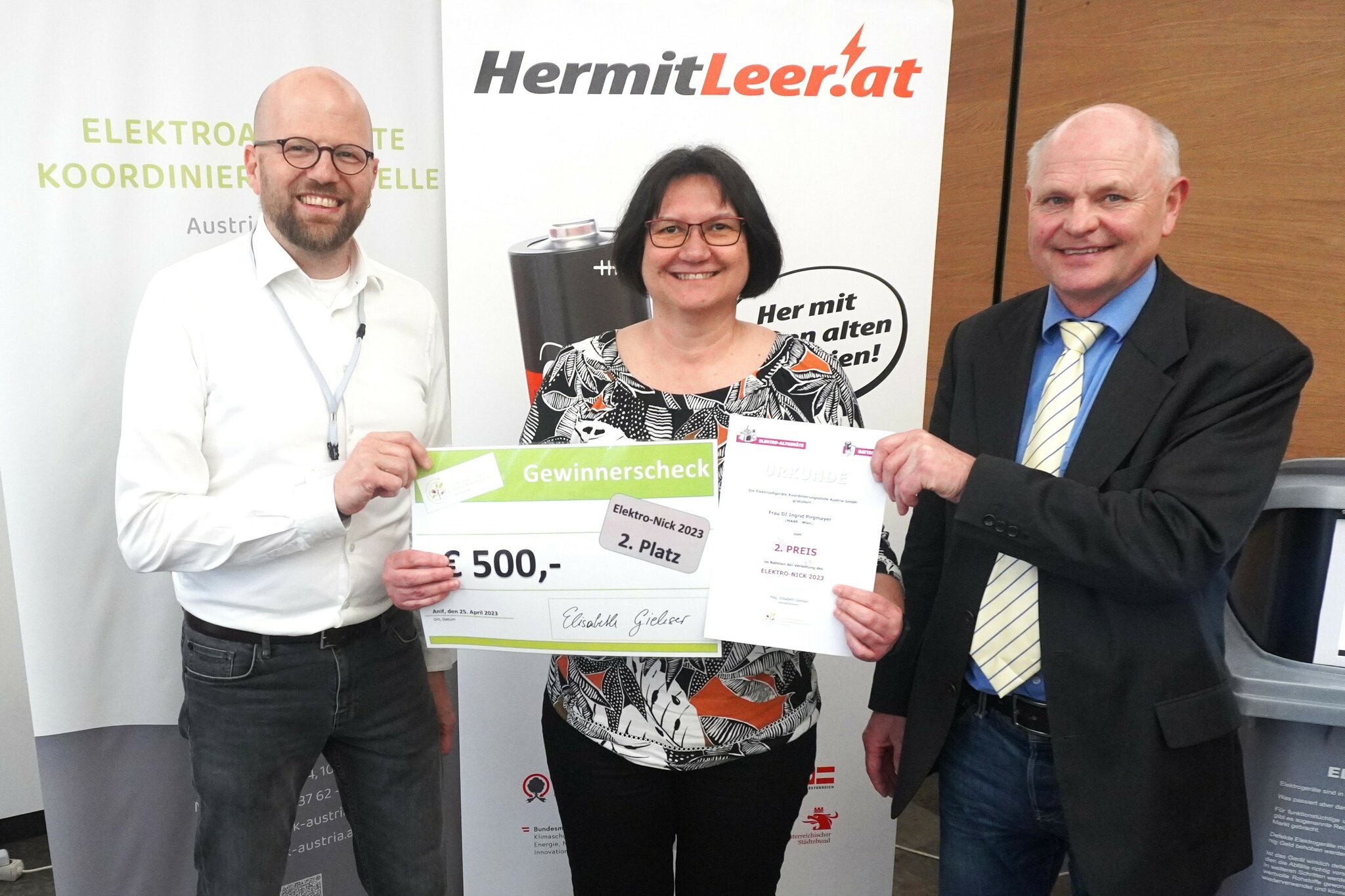 "Her mit Leer": Wiener Abfallberaterin gewann Umweltpreis Elektro-Nick ...