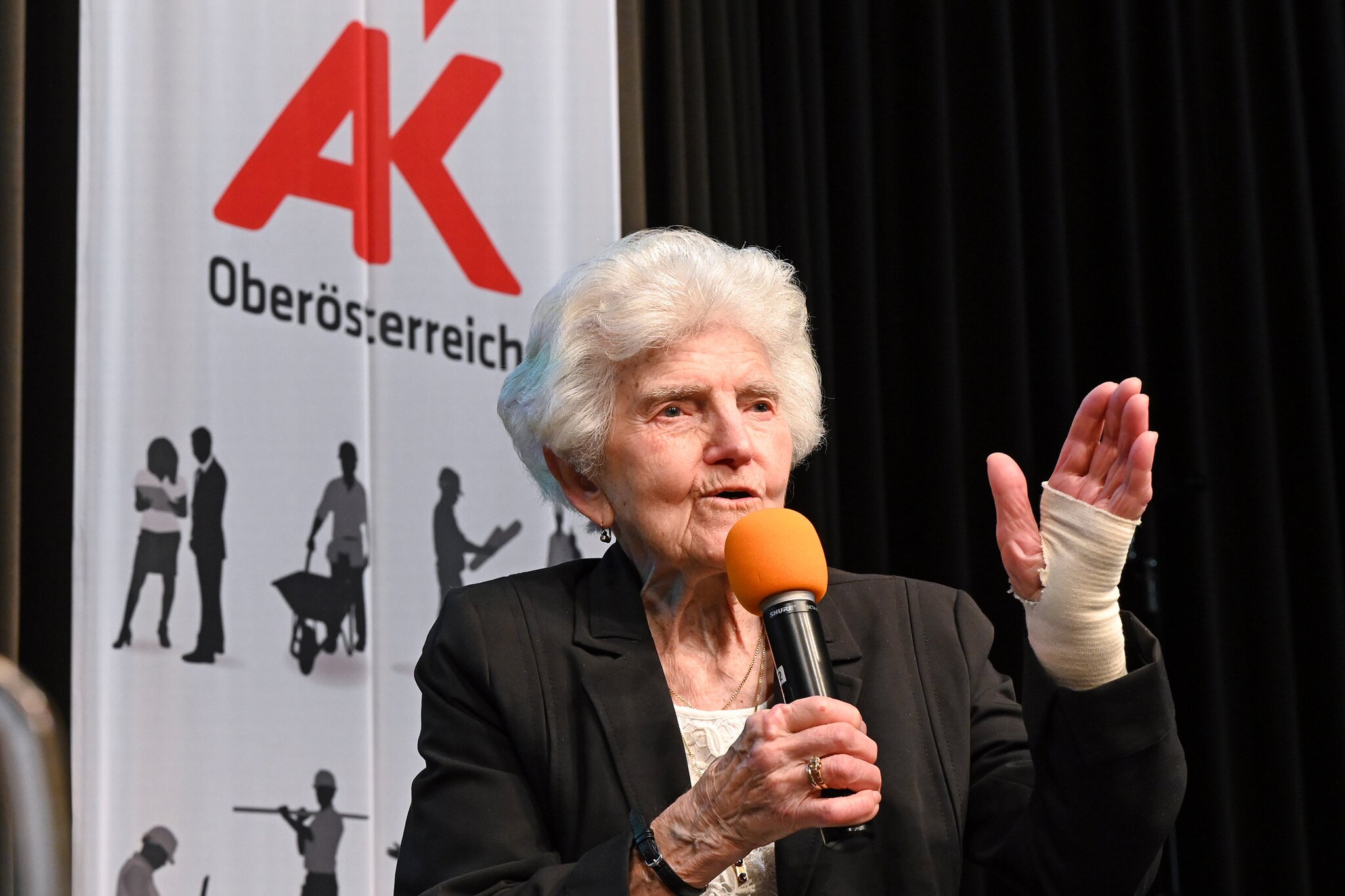 AK-Symposium: NS-Zeitzeugin appelliert: "Seid wachsam und vorsichtig“ - Linz