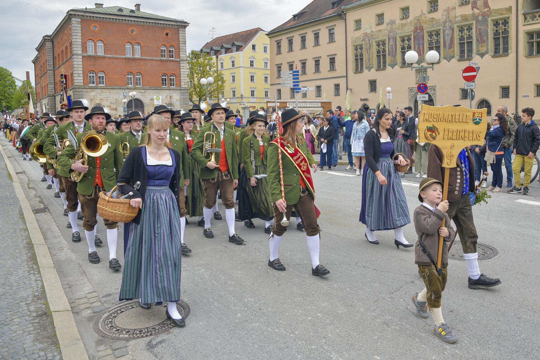 Umzug: Großer Trachten- und Schützenumzug mit über 3000 Teilnehmer in ...