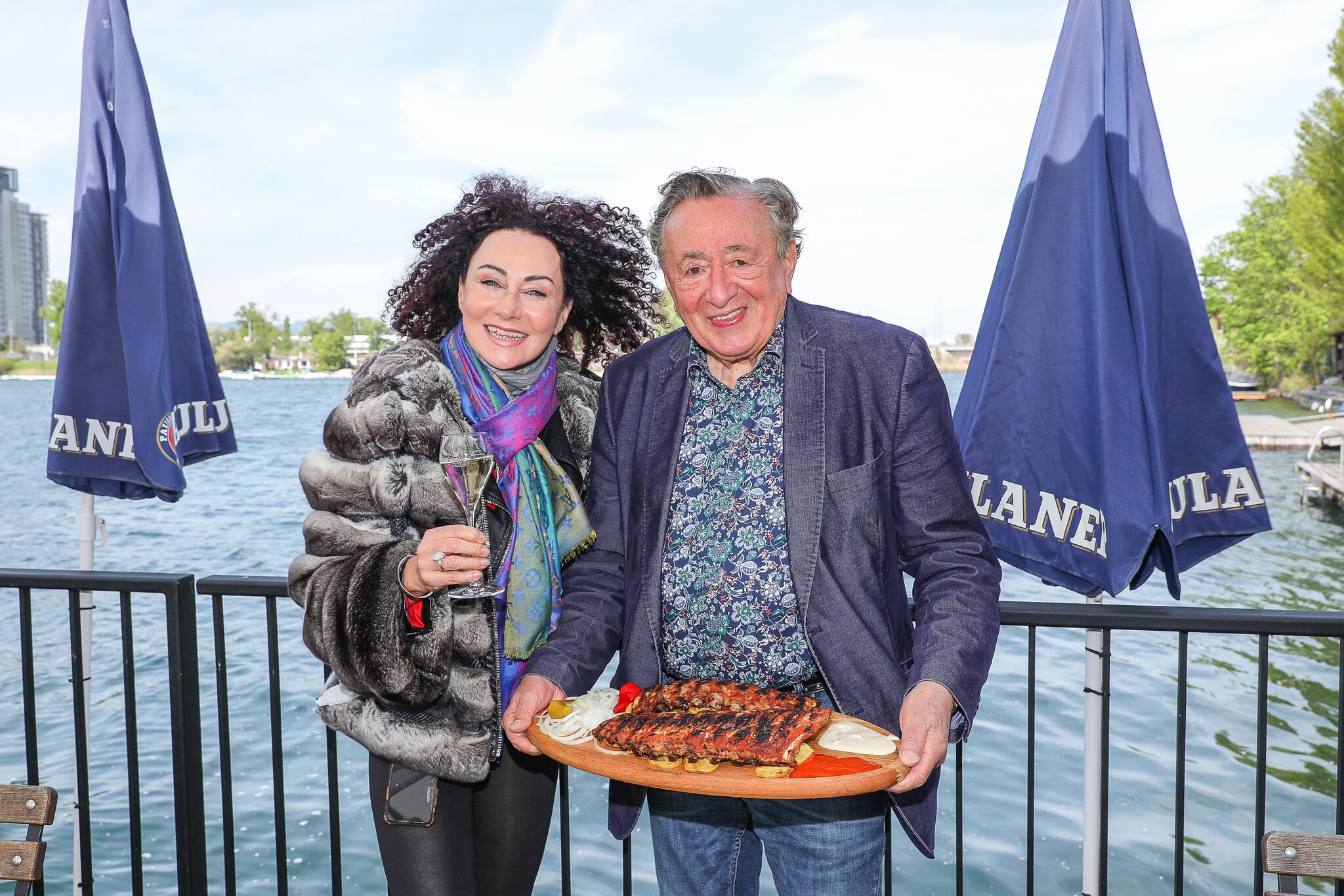 Wiens "Ripperl-Hochburg": Strandcafé-Floß an der Alten Donau feierte 40 ...