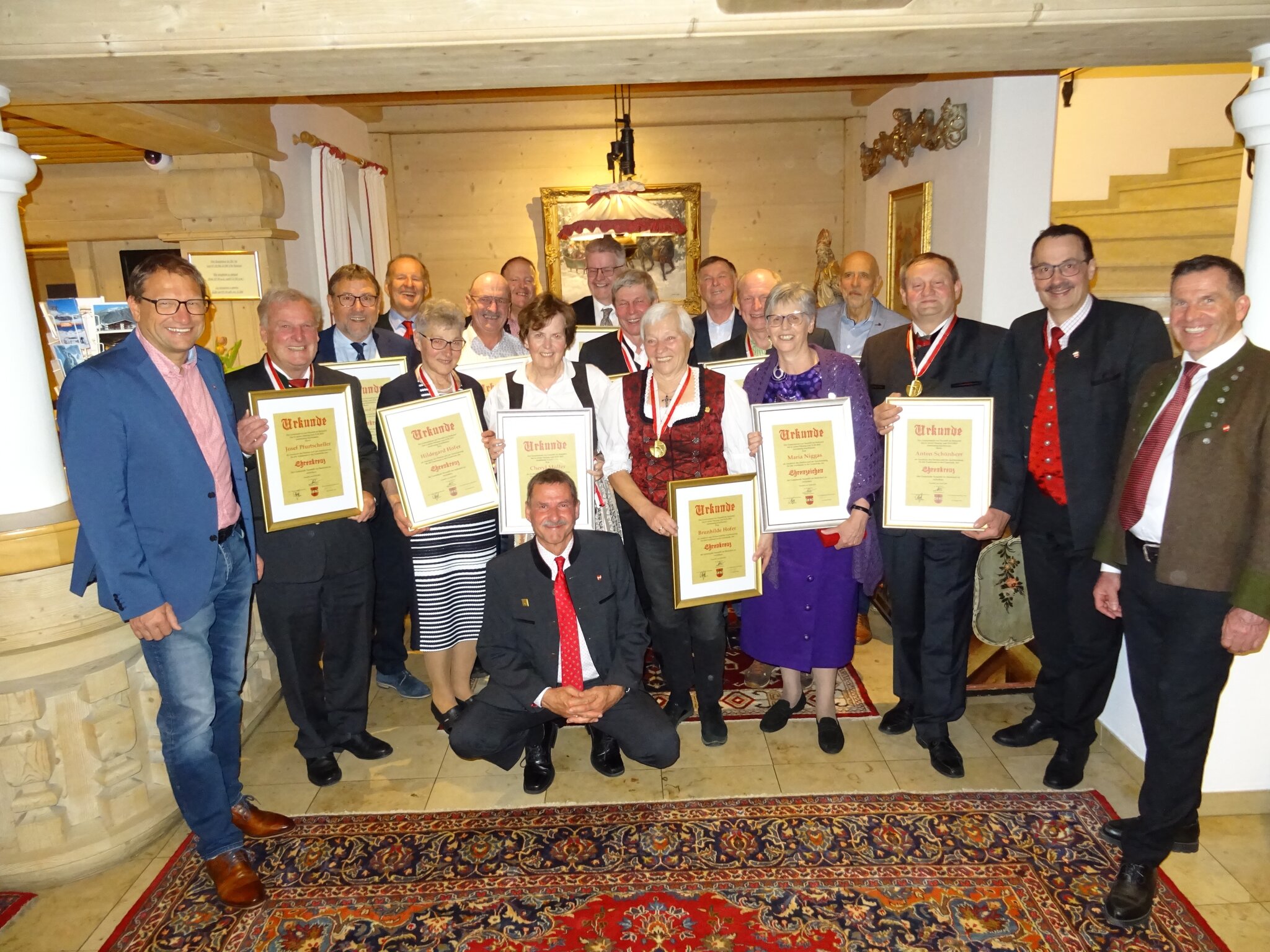 Ehrenzeichen und Ehrenkreuze: Gemeinde Neustift ehrte im großen Stil ...