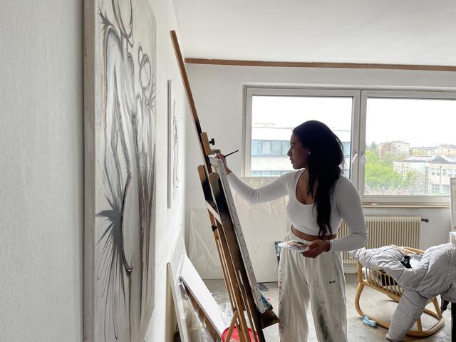 "Mutterliebe" am Makartplatz: Salzburgerin präsentiert ihre Kunstwerke - Salzburg-Stadt