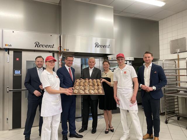 Tour durch Linz-Land: Landesrat Achleitner war bei backaldrin zu Gast ...