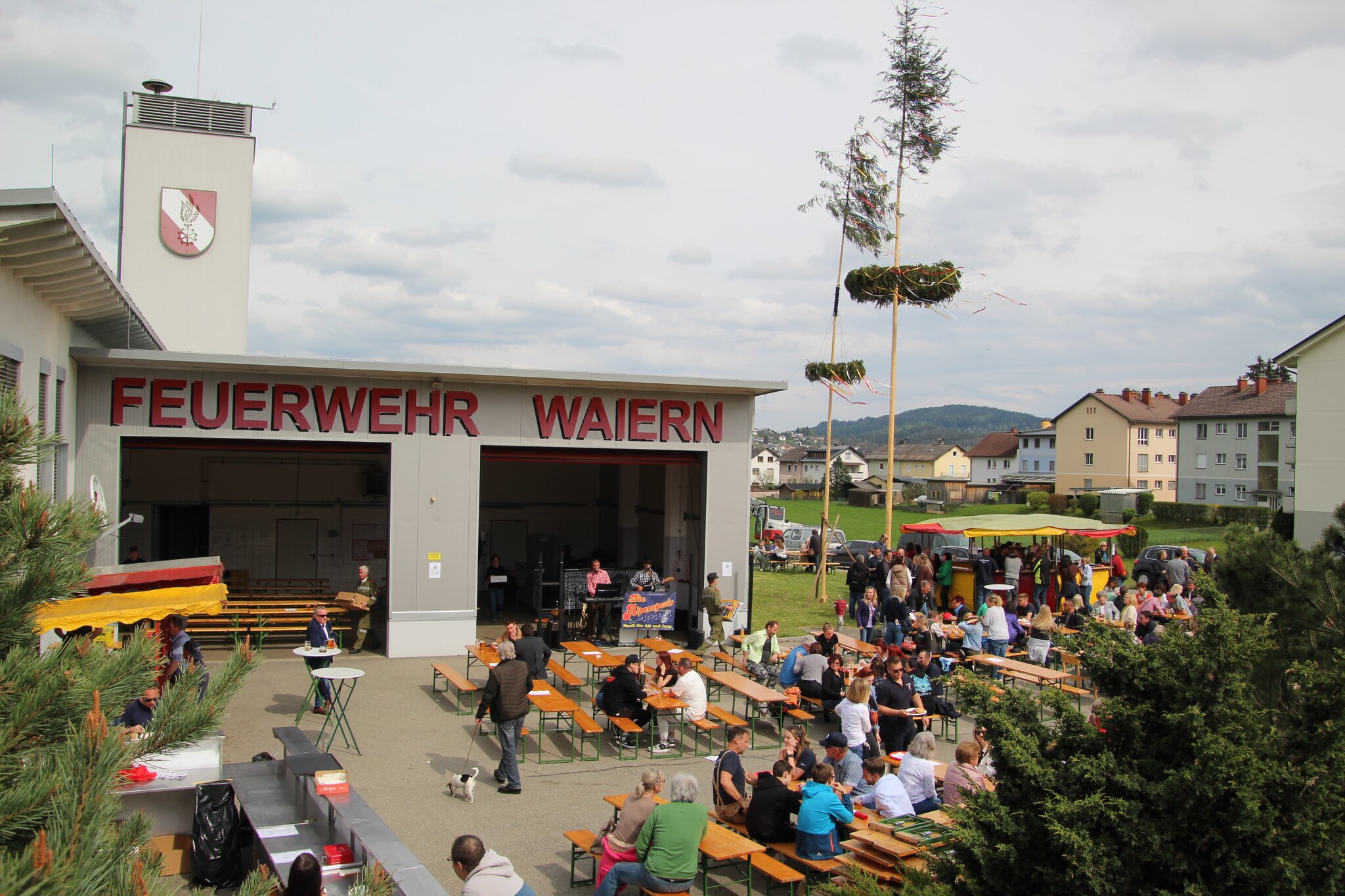 Maifeier: Maibaumfest der Freiwilligen Feuerwehr Waiern beim Rüsthaus ...