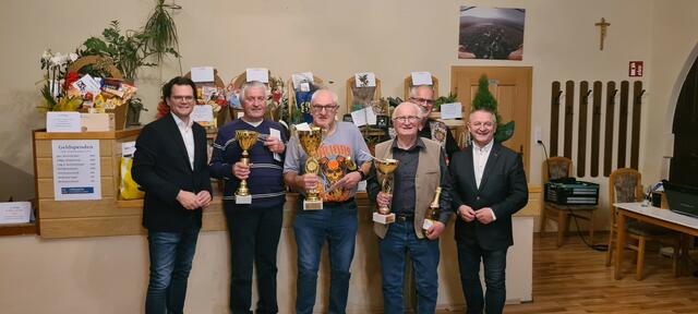 Gemeindegruppe spielt um die Wette: Preisschnapsen in Michelhausen - Tulln