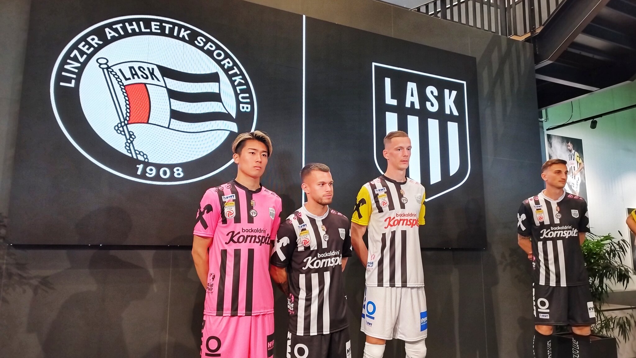 Bei Präsentation der Trikots: LASK überrascht mit einem neuen Logo - Linz