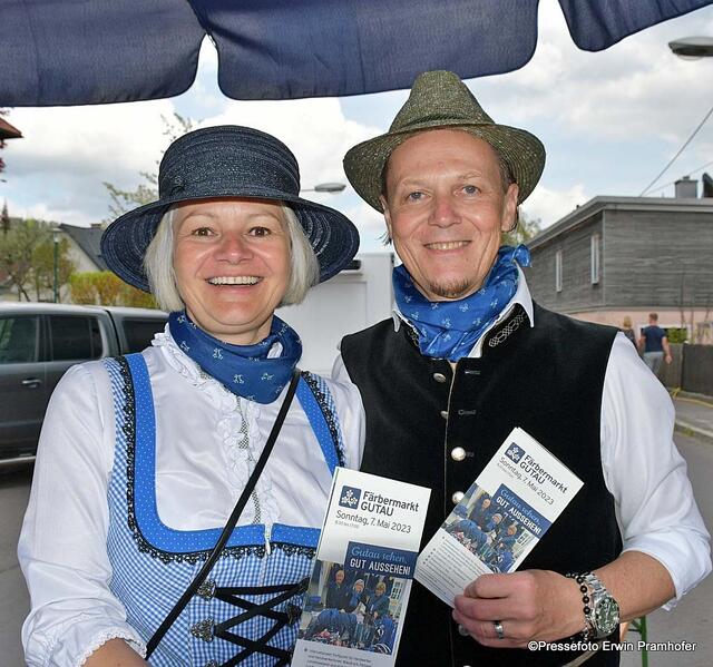 Gutau machte blau: 6.000 Gäste beim traditionellen Färbermarkt - Freistadt