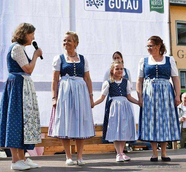 Gutau machte blau: 6.000 Gäste beim traditionellen Färbermarkt - Freistadt
