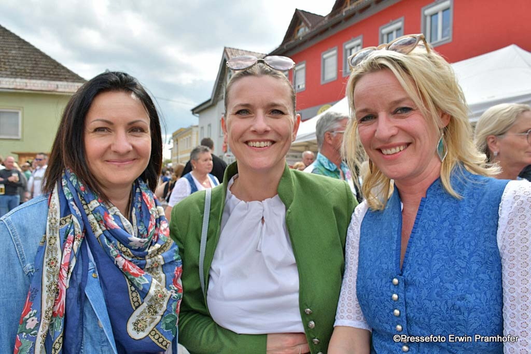 Gutau machte blau: 6.000 Gäste beim traditionellen Färbermarkt - Freistadt