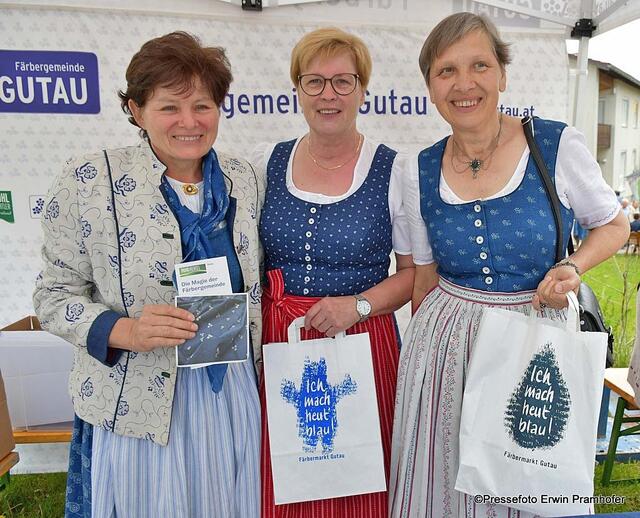 Gutau machte blau: 6.000 Gäste beim traditionellen Färbermarkt - Freistadt
