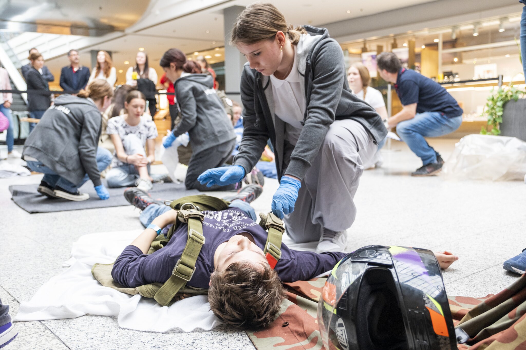 Sillpark: Schülerinnen und Schüler zeigen wie Erste Hilfe richtig geht ...