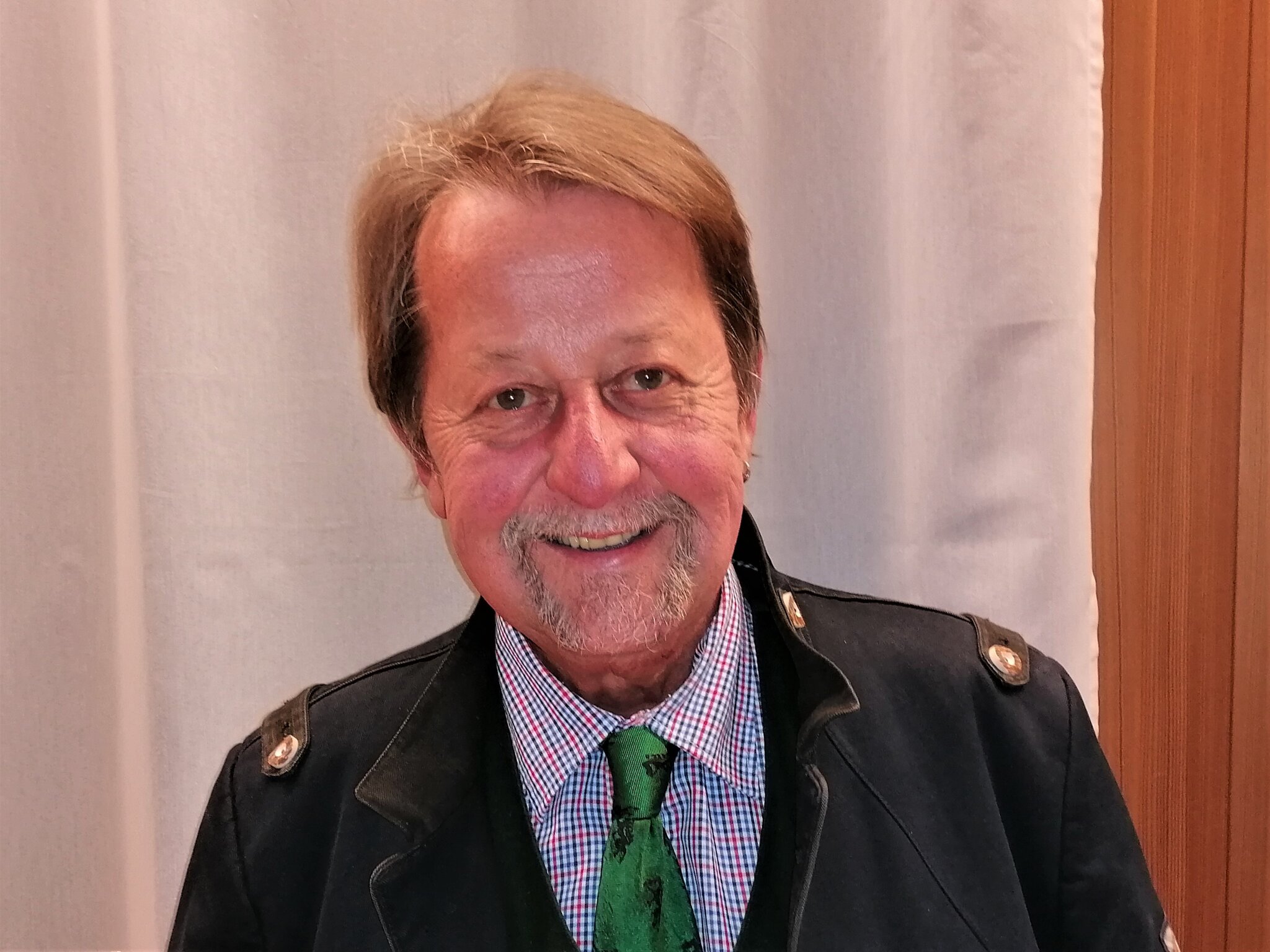 Auf Steirisch: Der Helmuth "fetzt" seine Poesie auf ein Blatt Papier ...