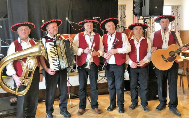 "Seetaler Buam": Waldhausner Tanzkapelle sorgt seit 50 Jahren für ...