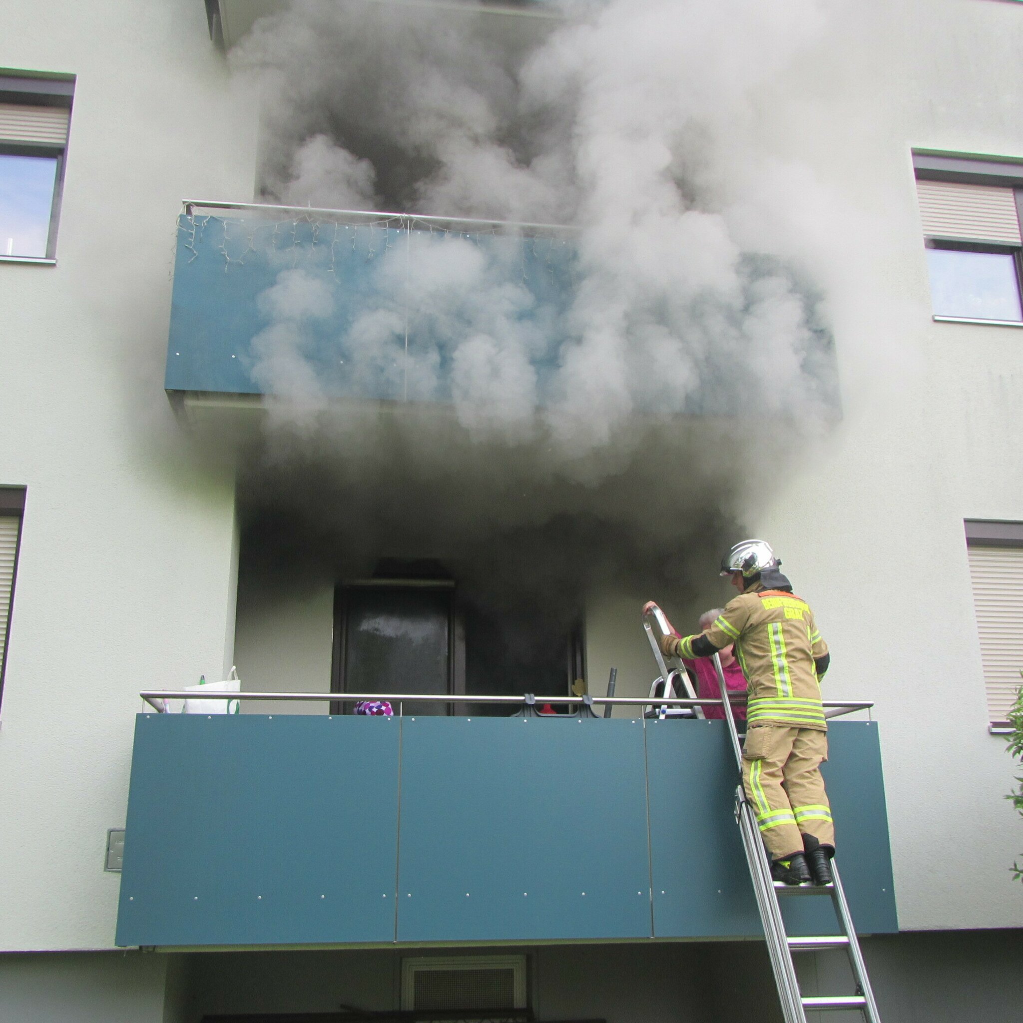 Zimmerbrand in der Ankerstraße: Frau vor Feuer von Balkon gerettet - Graz