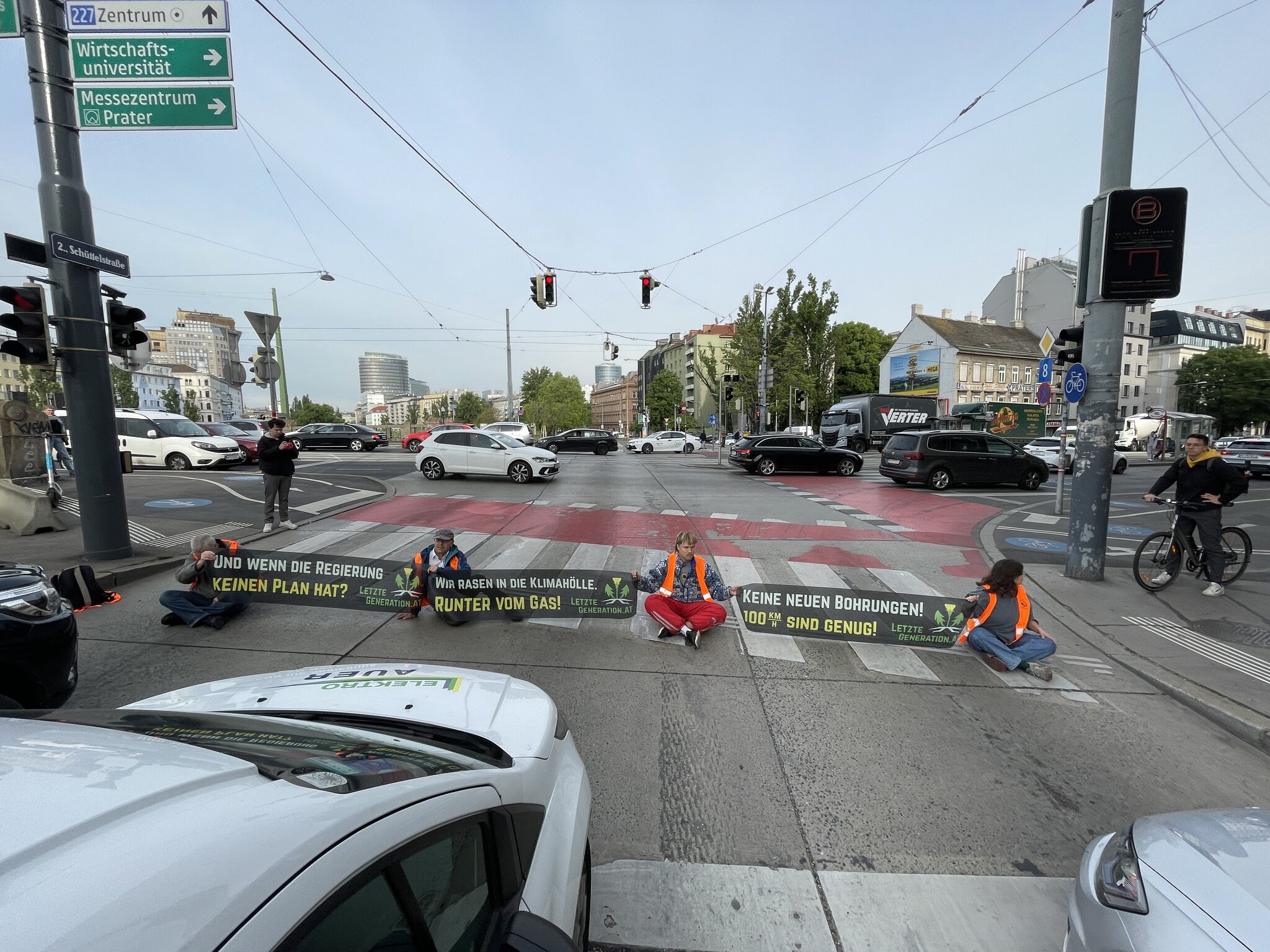 In Wien: Klimakleber blockieren mit gleich drei Aktionen den Frühverkehr - Wien