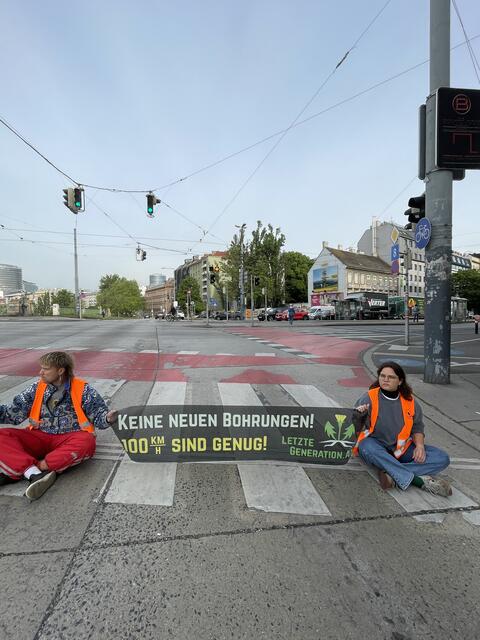 In Wien: Klimakleber blockieren mit gleich drei Aktionen den Frühverkehr - Wien