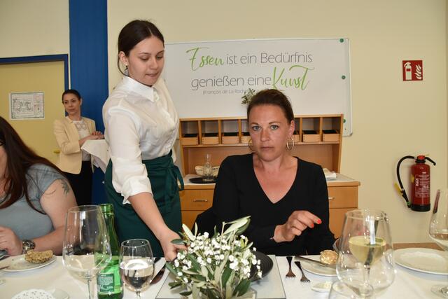 HLW Oberwart: Gelungenes Prüfungsessen der acht HLW-Schülerinnen - Oberwart