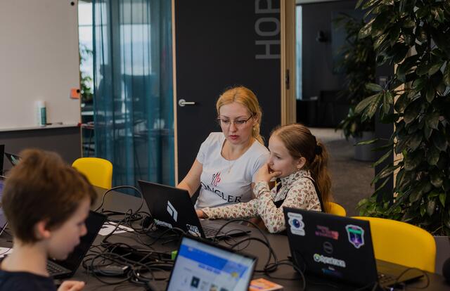 Jubiläum über den Dächern Wiens: Programmier-Club CoderDojo zu Gast bei Dynatrace - Wien
