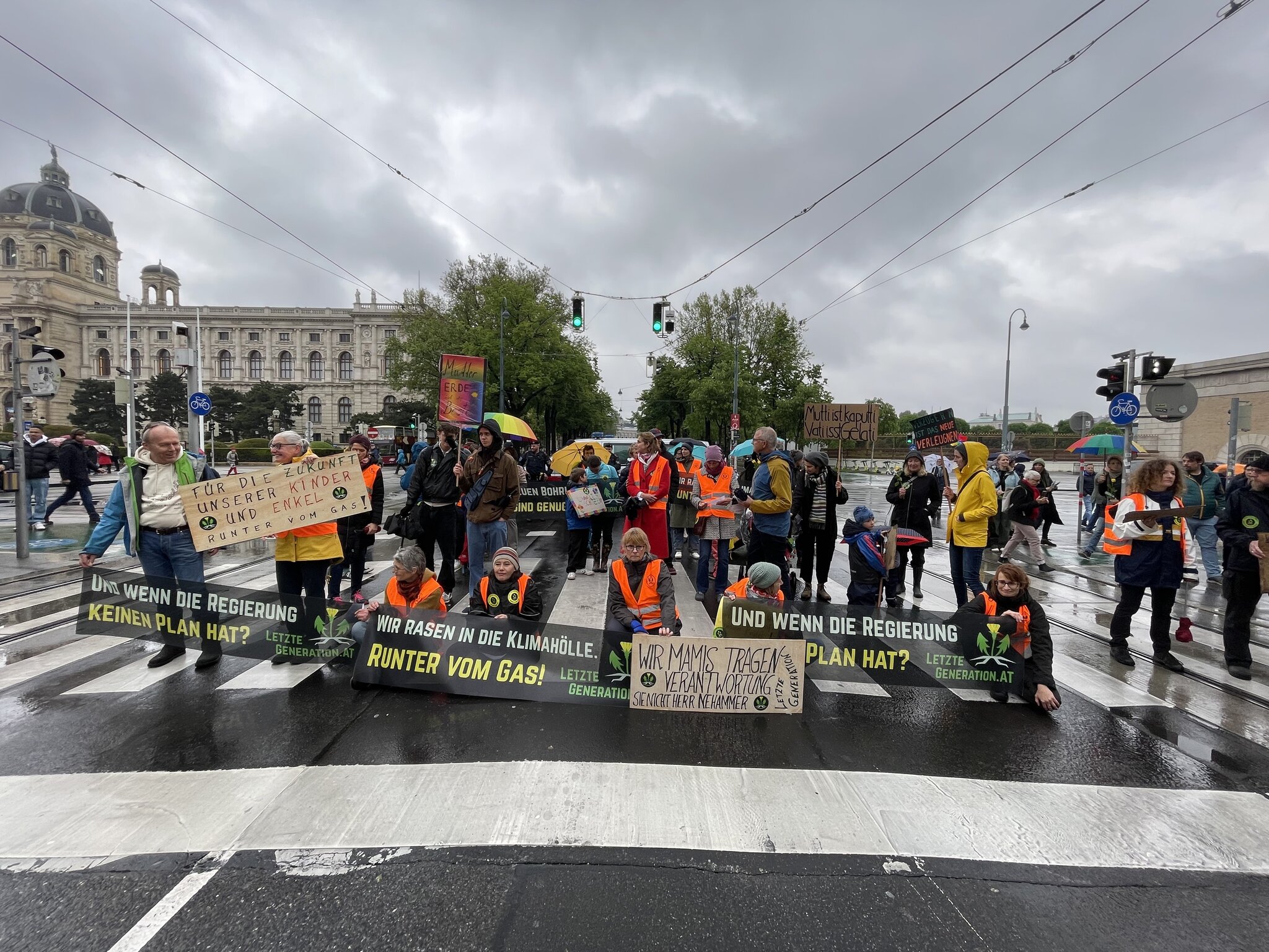 Protest am Muttertag: Letzte Generation protestierte in der Wiener City ...