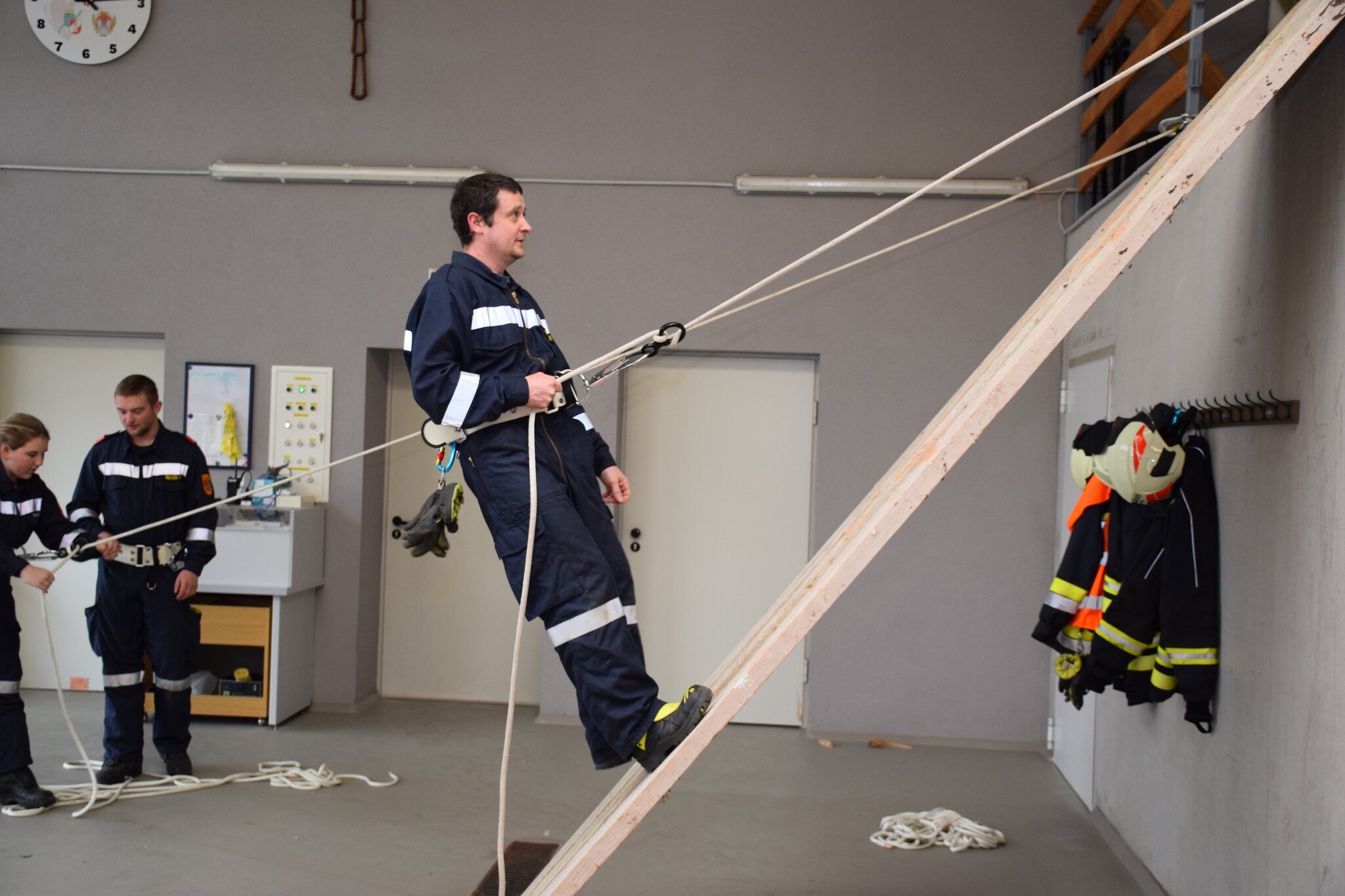 Zugsübung bei der Stadtfeuerwehr: Übung Seiltechnik - Waidhofen/Thaya