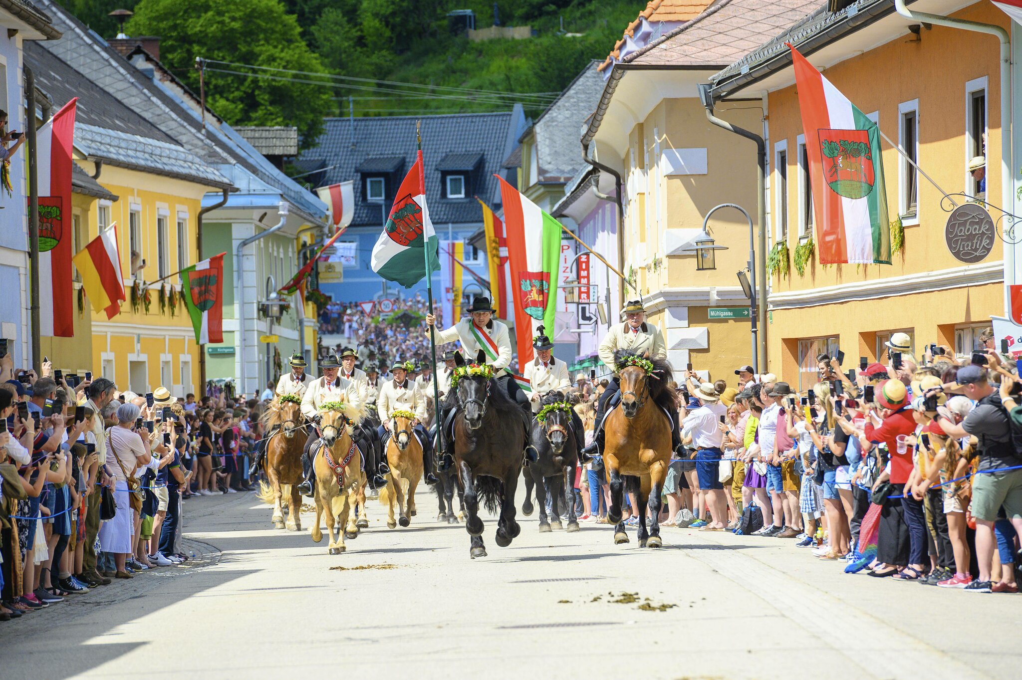 Tradition zu Pfingsten: Kranzelreiten in Weitensfeld - St. Veit