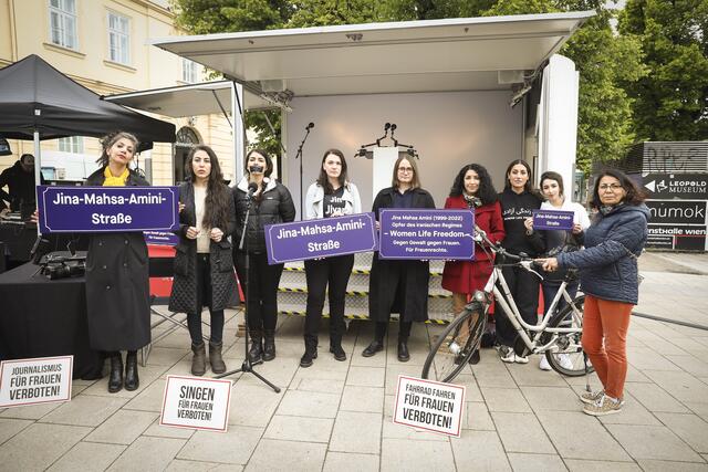 Proteste im Iran: Wien soll weltweit erste Jina-Mahsa-Amini-Straße ...