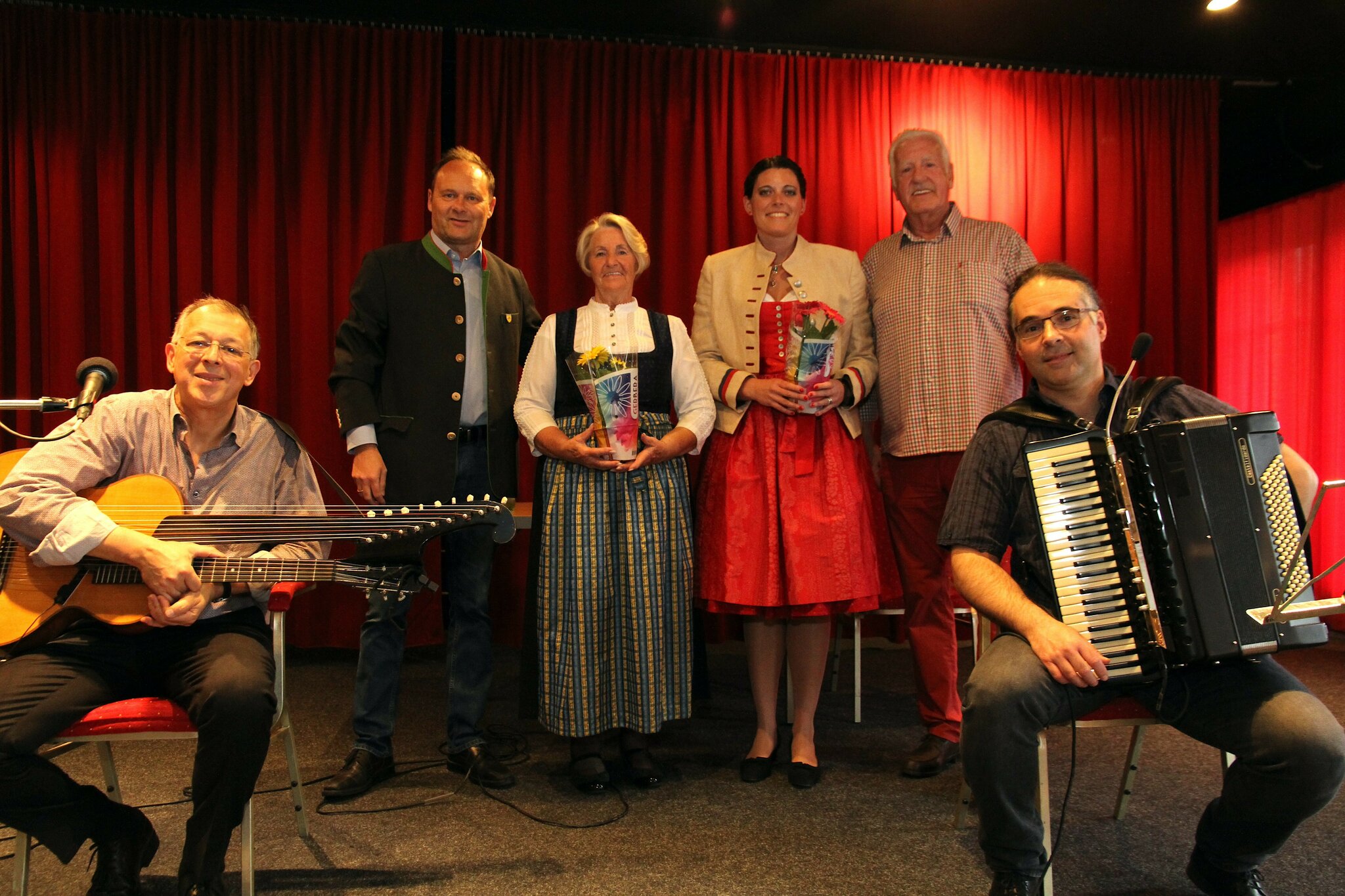 Muttertagsfeier: Muttertag: Seniorinnen gefeiert - Schwechat