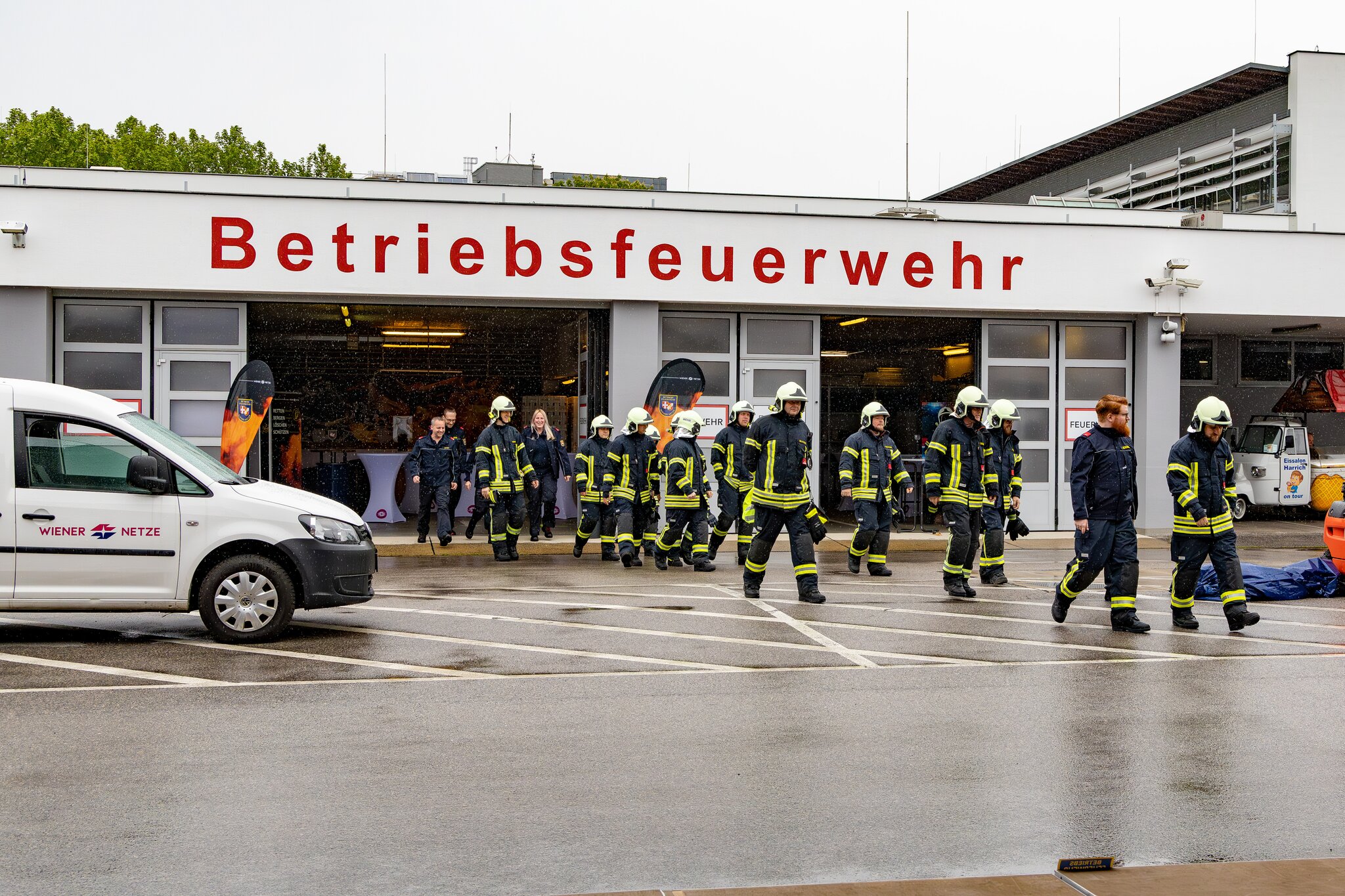 70 Jahr-Jubiläum: Feuerwehr der Wiener Netze übte für den Ernstfall ...