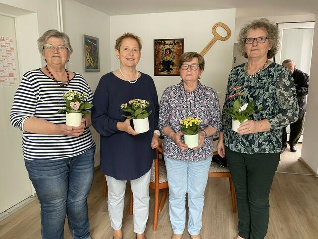 NÖ Senioren Gänserndorf: Ein Blumengruß zum Muttertag - Gänserndorf