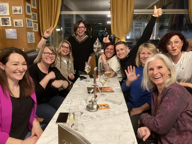 Karin Love Rich im Café Zentral:: Die Friseurin mit der "Röhren"-Stimme ...