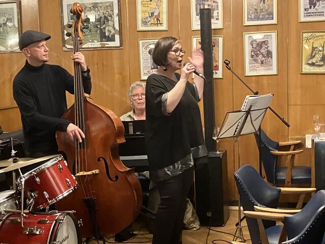 Karin Love Rich im Café Zentral:: Die Friseurin mit der "Röhren"-Stimme ...