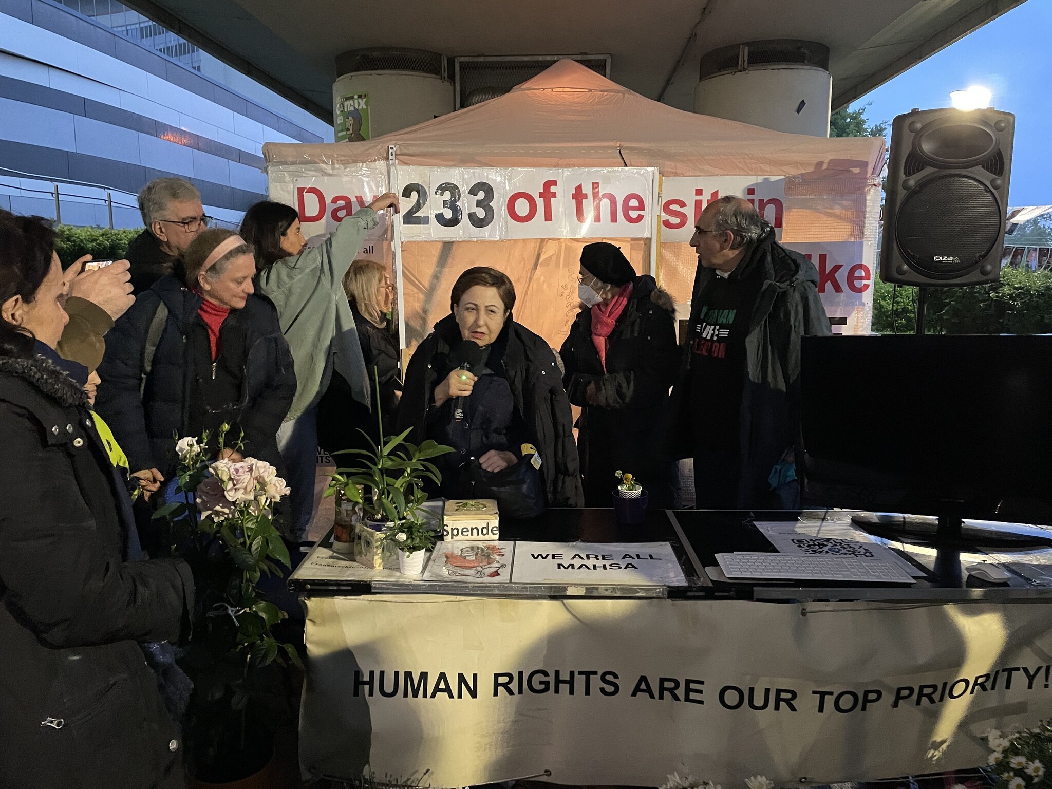 Iran: Nobelpreisträgerin Shirin Ebadi besuchte Protest-Camp in Wien - Wien