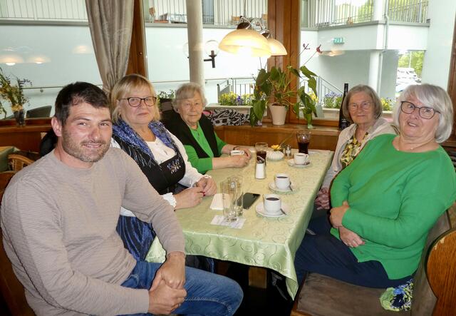 Muttertag: Der Pensionistenverband dankte den Müttern mit Wiesenblumen ...