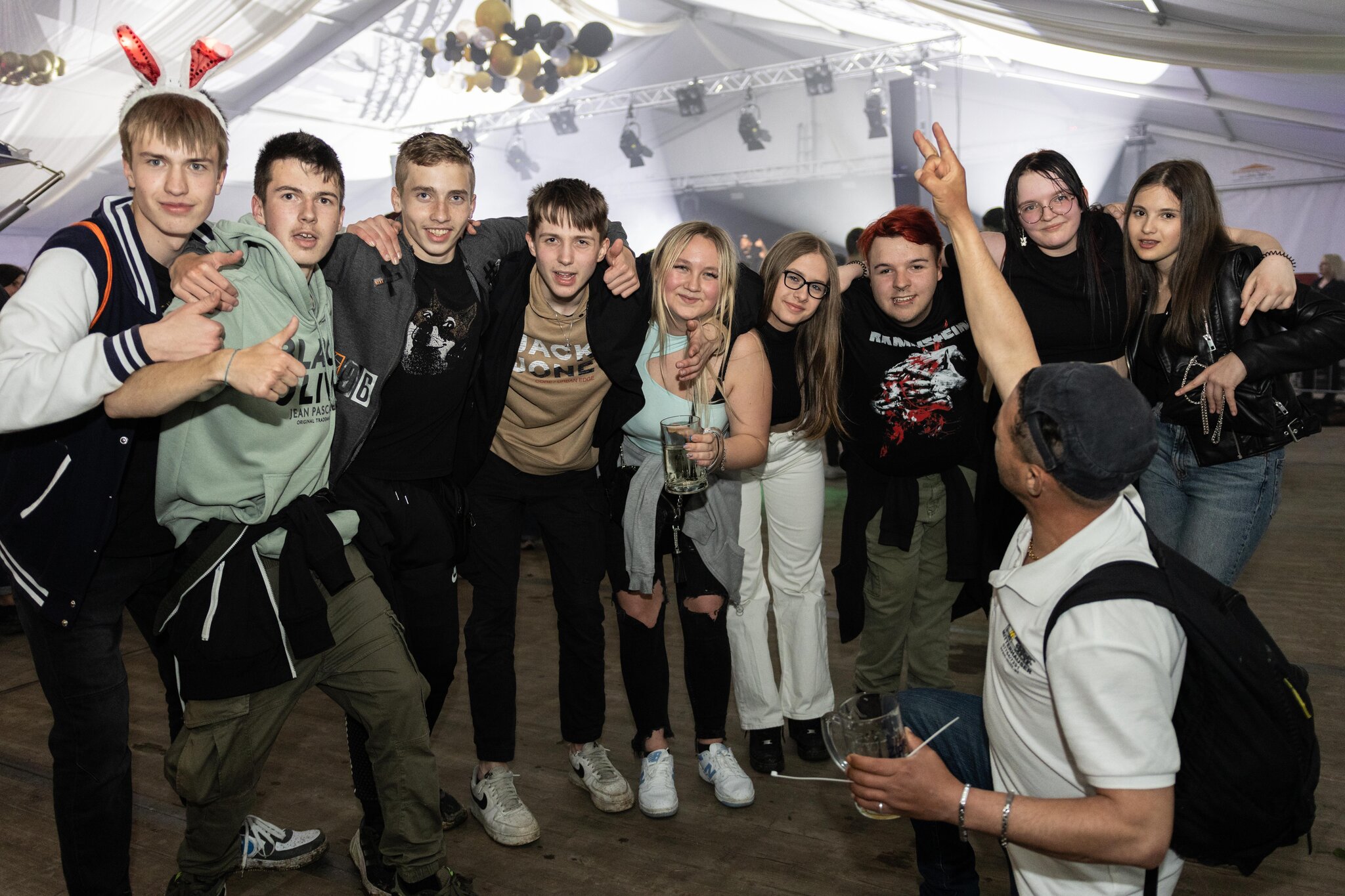 Bildergalerie 50 Jahre Traun: DJ-Duo 2:tages:bart im Partyzelt vor der ...