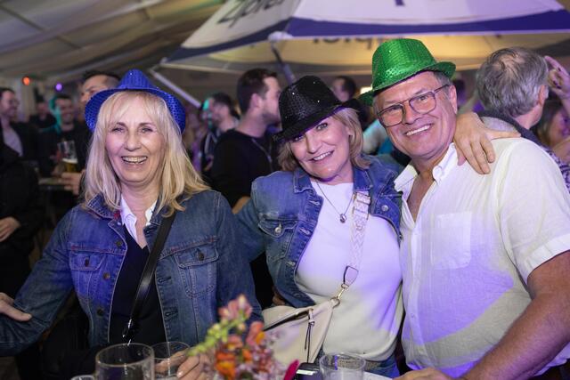 Bildergalerie 50 Jahre Traun: DJ-Duo 2:tages:bart im Partyzelt vor der ...