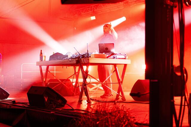 Bildergalerie 50 Jahre Traun: DJ-Duo 2:tages:bart im Partyzelt vor der ...