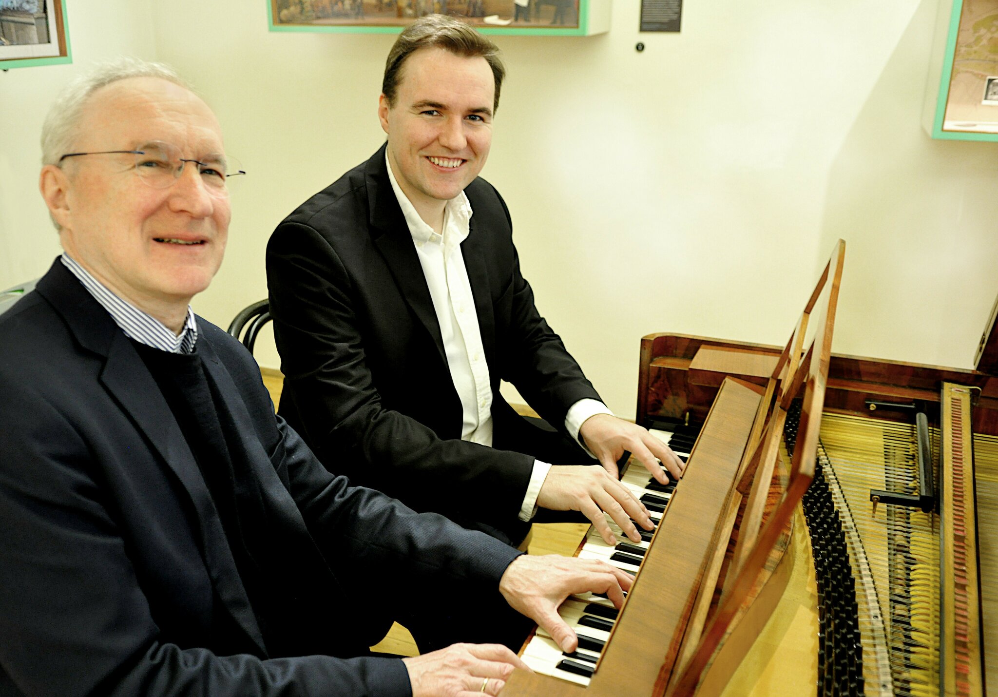 Vater und Sohn: Wolfgang und Michael Capek – 4 Hände am Hammerklavier ...