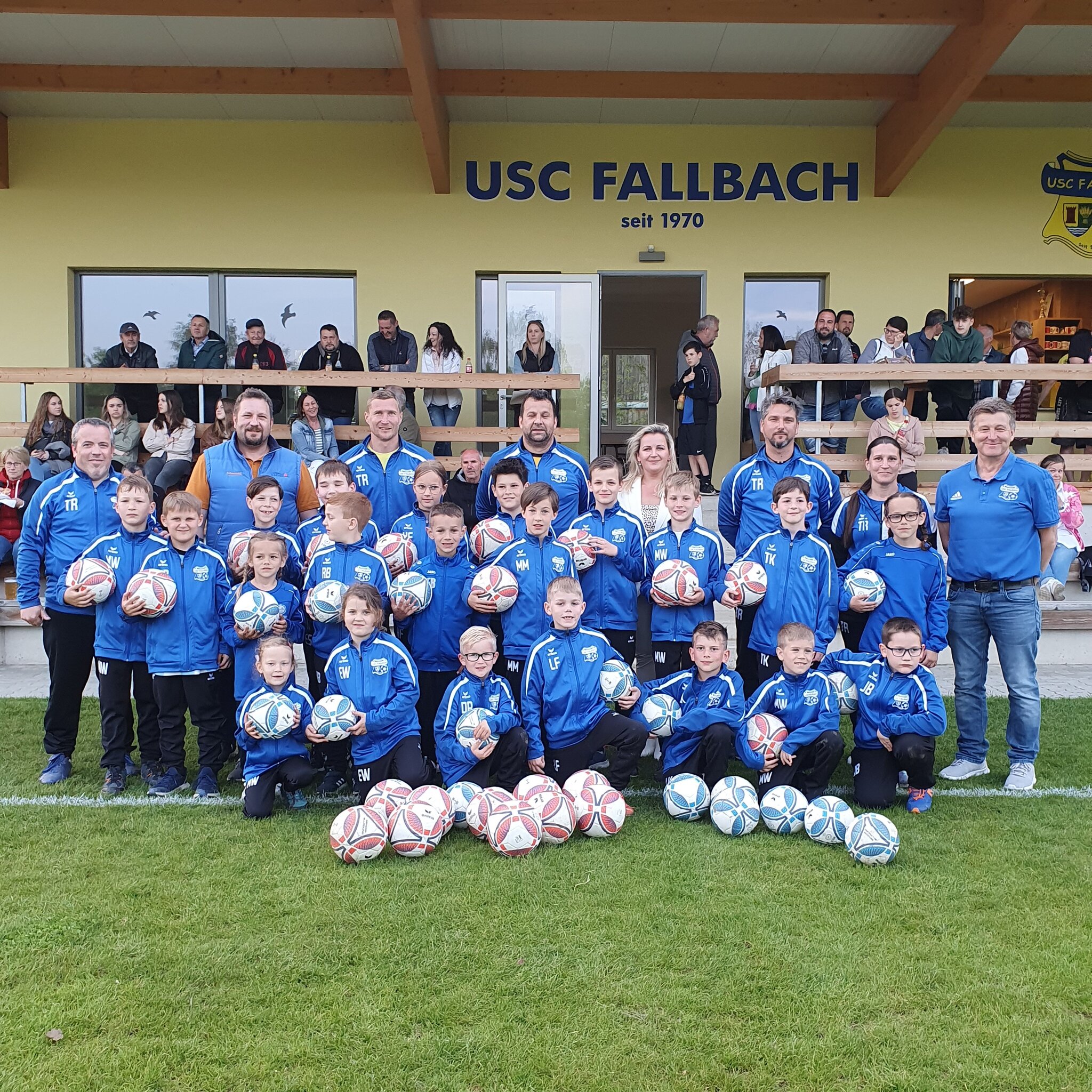 Der Fußball-Nachwuchs wird eingekleidet: USC Fallbach in neuen Dressen ...