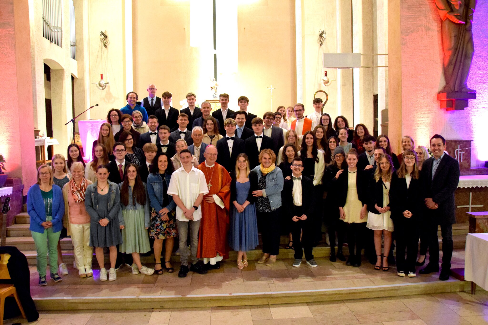 Firmlinge aus Bludenz und Walgau: Firmung in der Heilig-Kreuzkirche in Bludenz - Bludenz