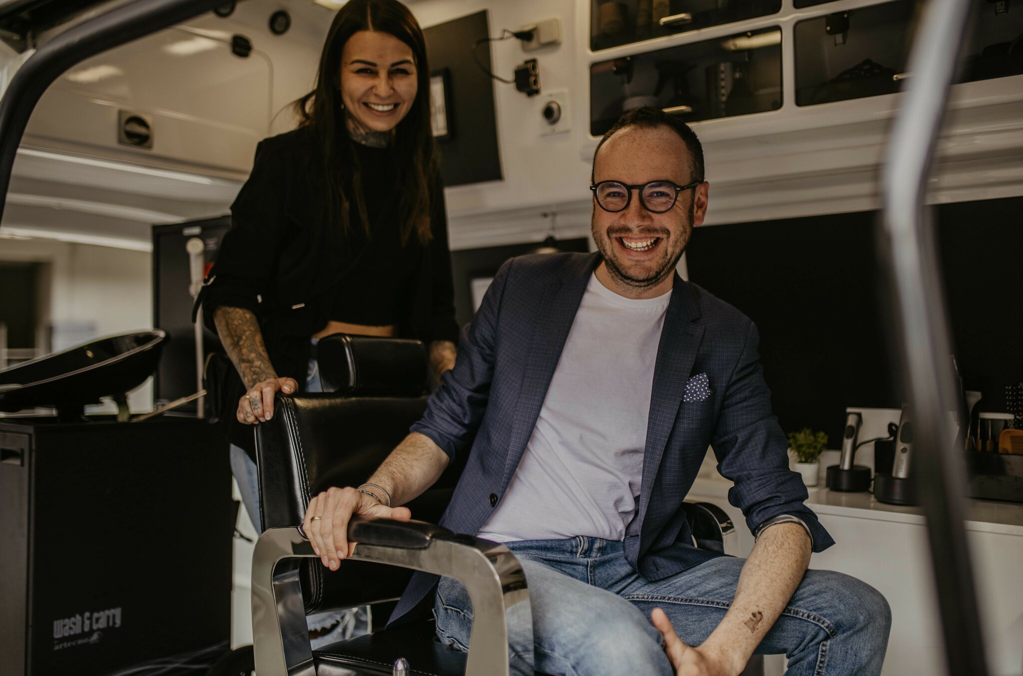 Traum erfüllt: Melli frisiert im ersten wirklich rollenden Barber ...