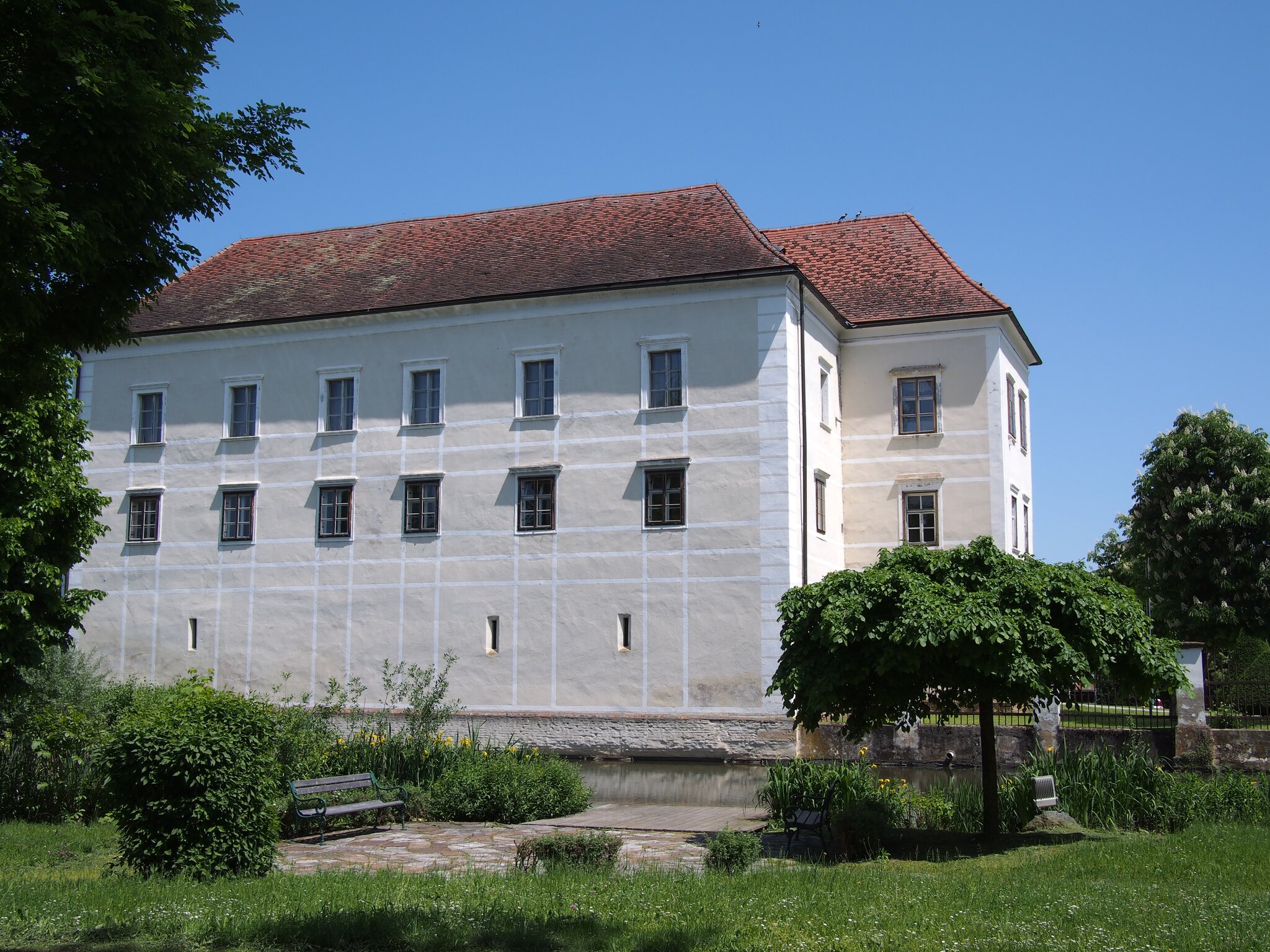 Schloss Burgau: Wasserschloss Burgau Steiermark - Graz