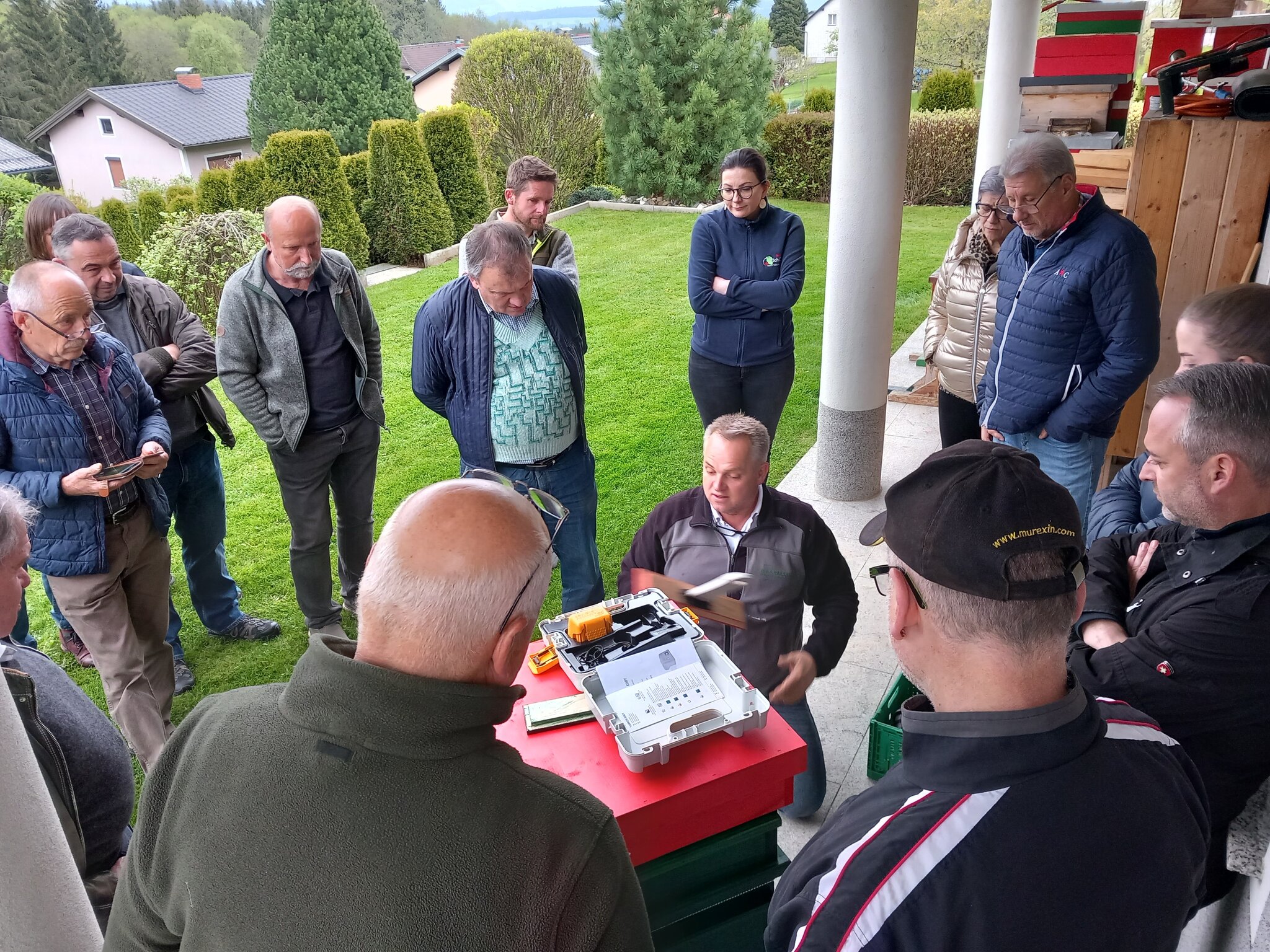 Tag der Biene: Betriebsbesichtigung bei Imker Dietmar Maier in Prebl ...